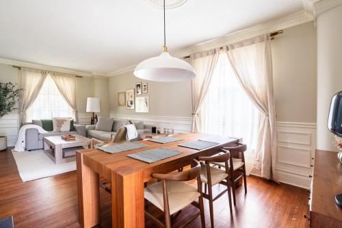 Modern & Spacious 1908 Home - Stratford