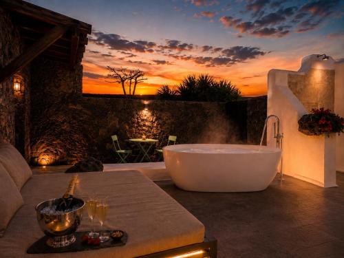 Villa Chloe Lanzarote - Romantic Sunset Retreat With Outdoor Bathtub - Lanzarote