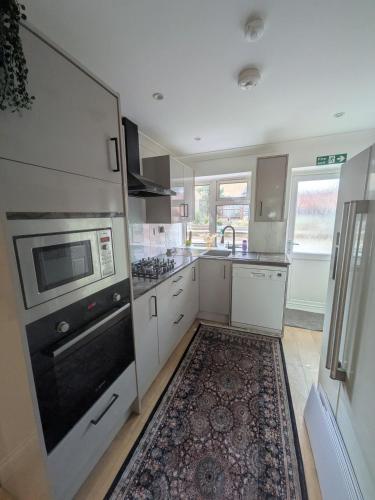 6 Bedroom House Trochetia - Crawley