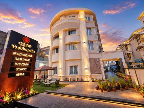 Hotel Prabhu Pada Puri - Beach Front Hotel With Swimming Pool And Restaurant - Spa- Banquet - Parkin - プリー