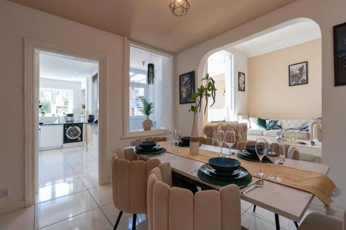 Open Mind Property - Hottub, 8 Beds & 2 Car Spaces - Portsmouth