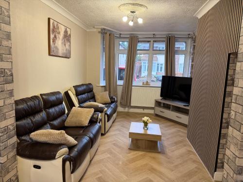 Elite Lux Stays - Spacious Luxury Home - Wolverhampton