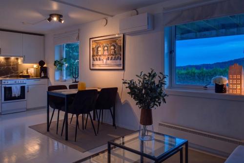 Spacious, Bright Apartment With Free Parking Near City Centre & University - Kristiansand