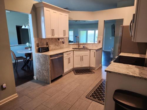 Minutes To Beach, Mayo Clinic, Hot Tub, King Bed, Free Ppv - Jacksonville, FL