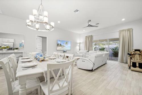 Azure Relaxing Escape Villa | Private Pool & Spa - Englewood, FL