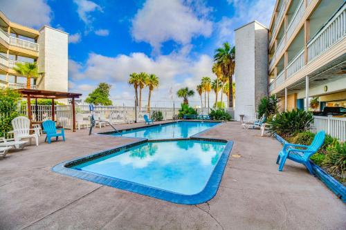 Beach View Balcony! Corpus Christi Condo W/ Pool - Corpus Christi, TX
