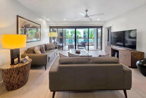 Poolside Bliss: A Modern Resort Sanctuary - Port Douglas