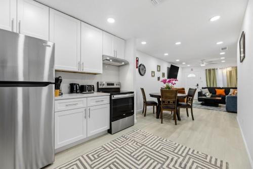 Contemporary Arlington Stay - Walk To At&t Stadium - Free Parking - Euless, TX