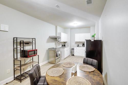 Shop, Dine & Hike: Lawrenceville Home By Parks - Auburn, GA