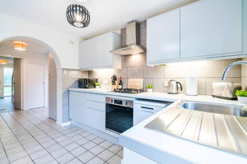 5 Bedroom House, Private Parking, Near Gatwick Airport, Contractor & Family Friendly Fast Wi-fi & Se - Crawley