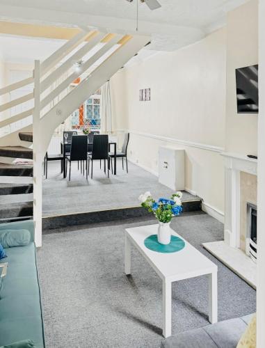 Stylish 2-bedroom House Near City Centre - Coventry