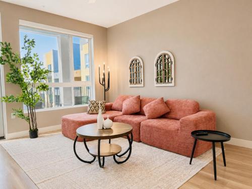 Modern Oasis 10 Min From Disneyland With Pool & Gym - Irvine, CA