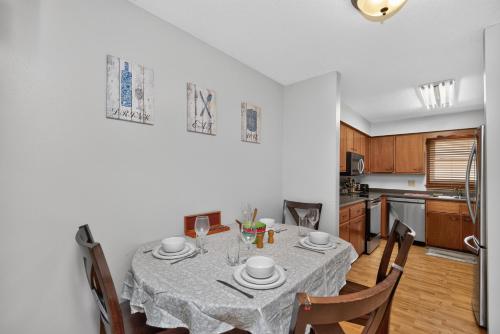 Work & Relax, 3br Duplex With Workspace And Street Parking - Saylorville Lake, IA