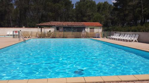 Chalet Avec Jolie Chambre Et Salle De Bain - Le Castellet