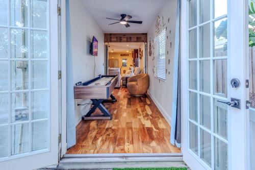 Casa Azul - Your Tiki Bar Escape, Game Room & Seashell Backyard - Venice, FL