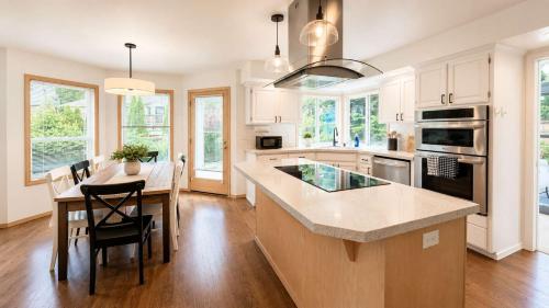 Spacious Pet-friendly 5br Home In Lynnwood - Kirkland, WA