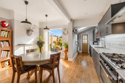 The Curated Cottage - Exeter