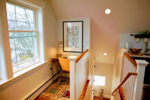2br Suite - Bright - Modern - Central Ac - Parking - Newton, MA