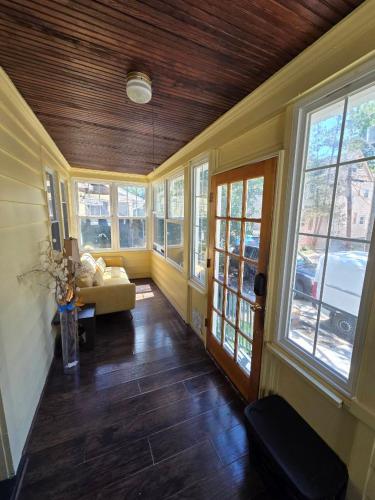 Charming Bungalow On A End St Sits On A Park - Elizabeth, NJ