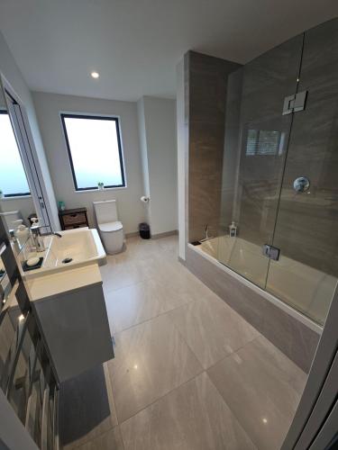 Large Bedroom With En-suite In A New House Devonport - Auckland