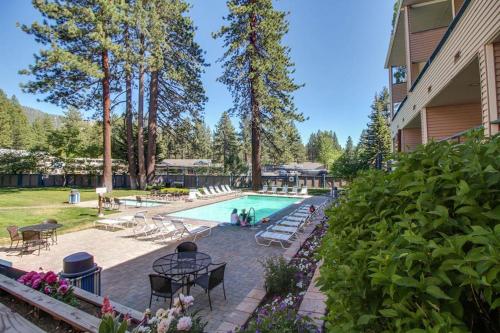 Lovely Townhome Near Lake With Wonderful Amenities & Tons Of Seasonal Activities - South Lake Tahoe, CA