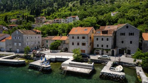 Historic Waterfront Apartment - Kotor