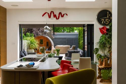 Design-led 3-bed Home With Garden, Hot Tub, Sauna & Parking - Russell