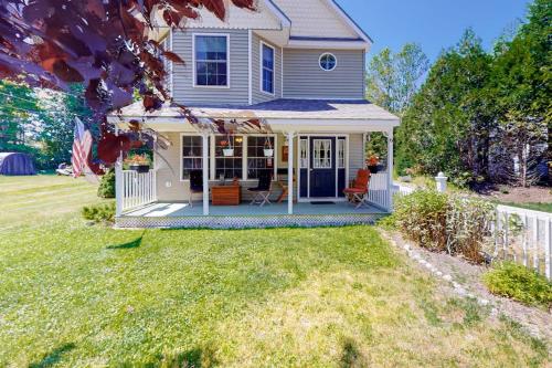 Two-story Home Steps From Laite Beach - Stroll To The Harbor, 1 Dog Welcome - Camden Hills State Park, Camden