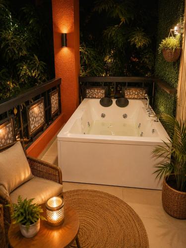 Jacuzzi Room In A Shared Villa With Swimming Pool - Mumbai