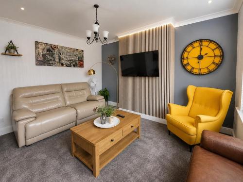 3-bed House Near Huddersfield Royal Infirmary Free Parking, Ideal For Nhs Staff, Contractors & Reloc - Lindley - Huddersfield
