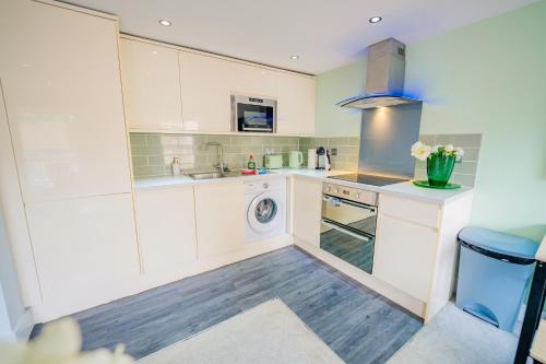 Central Gloucestershire Flat - 1 Br Sleeps 6 - Gloucester
