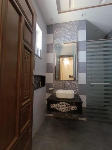 Cozy Peaceful Room In Nargis Block Btl - Lahore