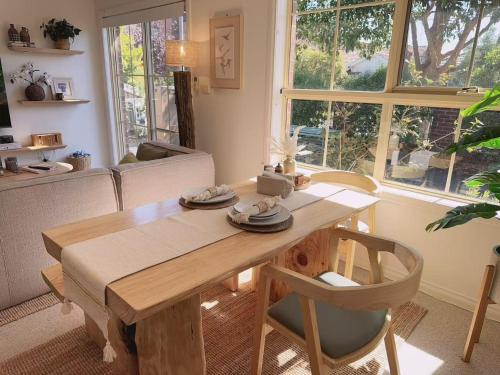 Entire Pet-friendly Family Home In Bentleigh Central With Garden, Sleeps 4, Free Parking, Walk To Sh - Bayside City