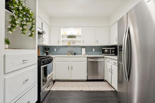 Italian Cottage 2b 1b Duplex King Pet Friendly - Richardson, TX