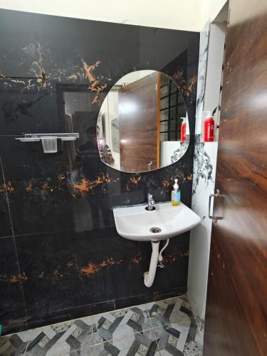 Kalpavrukksha Luxury Service Apartment Unit 3- Lavish Hall, Smart Tv, 2 Bedroom Attached Washroom Fu - Chikmagalur