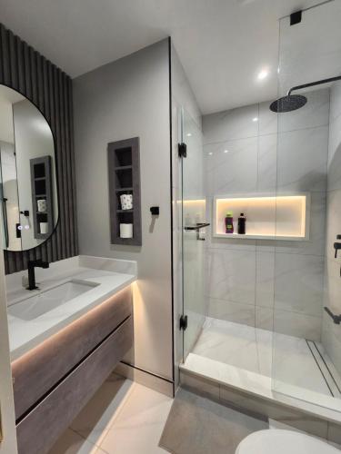 Executive Room In North York Centre - Toronto