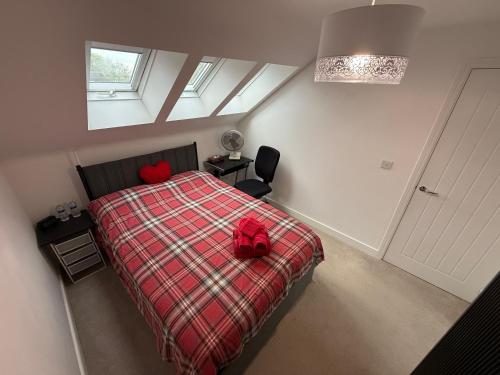 The Trinity - Double Bed Suite 2 With Study And Ensuite, M40 Access - High Wycombe