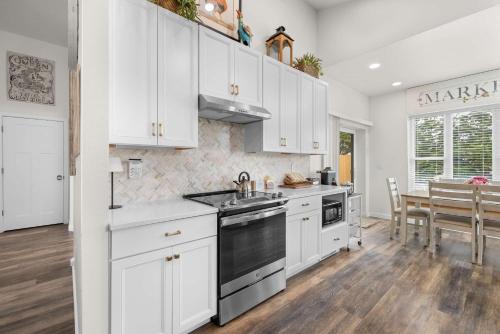 Modern Cottage With Covered Deck Grill & Fireplace - Walk To Beach-bars-dining - Long Beach, WA