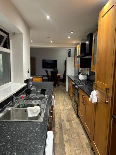 Haven Home 4 Bedrooms Near Sunderland City Centre Downstairs Shower With Toilet And Upstairs Bath Wi - Sunderland