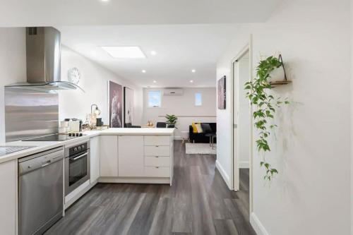 City Centre Unit Overlooking Ryrie Street! - Eastern Beach, Victoria