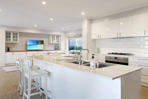 The Panorama Retreat- Sleeps 12, Aircon, Brand New, Great Multifamily Stay, Beach, Wineries, Golf - Portarlington