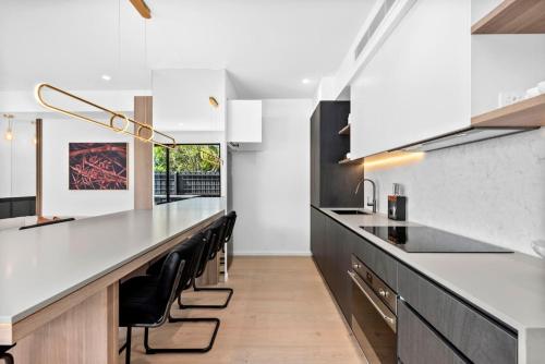 Beach Luxury On The Park - Brand New 2 Bedroom 3 Bathroom Carport Shops 100m Beach 500m Aircon Heati - Geelong