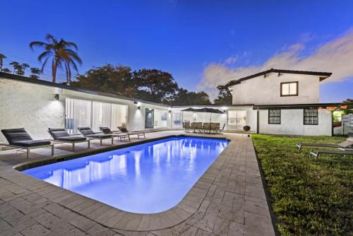 Villa Ravena, Private 8br Paradise With Heated Pool - North Miami Beach, FL