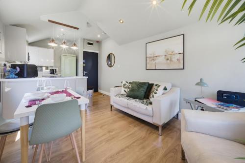 Spacious 2br Flat With Wi-fi, Smart Check-in, Garden & Free Street Parking Near Stadium & Centre - Cardiff