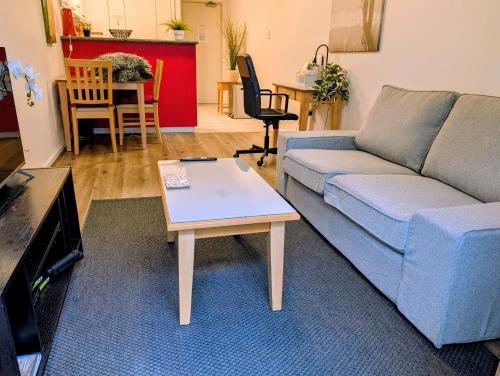 City & Lakeside With Free Secure Allocated Parking, Pool, Gym & Tennis Court, Only 15 Mins Walk Into - Perth