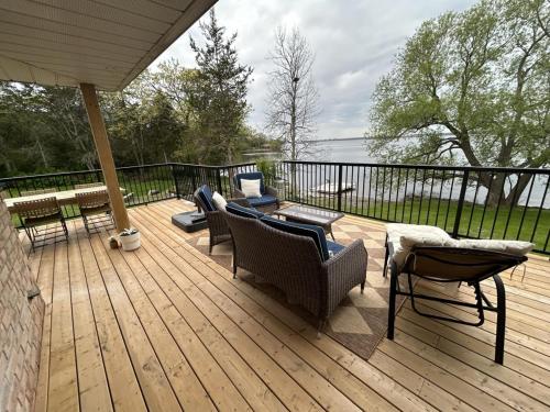 Queen Suite With Private Ensuite At Fancie's Pec - Suite 1 - Belleville