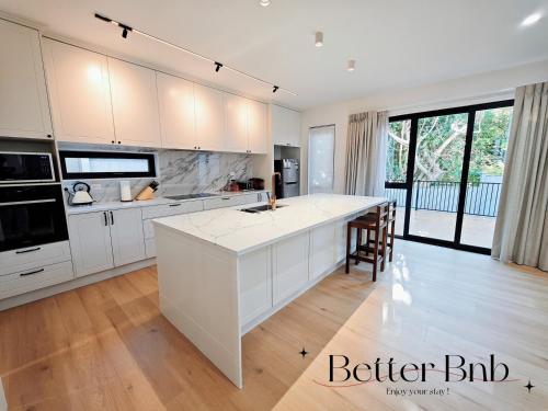 Sunny Bucklands Beach Retreat · Spacious 5br 4.5ba - Waiheke Island