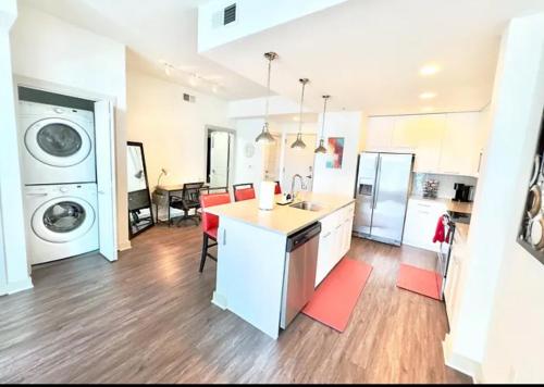 Ruby Getaway Highrise Pool Workout Modern Comfort - Sandy Springs, GA