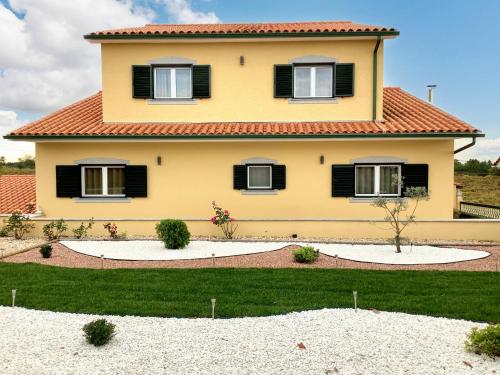 Charming House In Corticada With Balcony And Mountain View - Aguiar da Beira