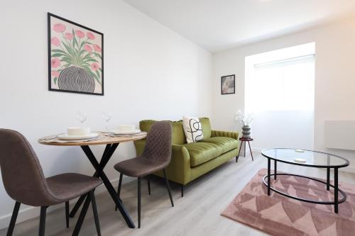 New Modern Flats In Bridgend Town Centre - Great For Business Stays & Contractors By Ekliving Partne - Bridgend